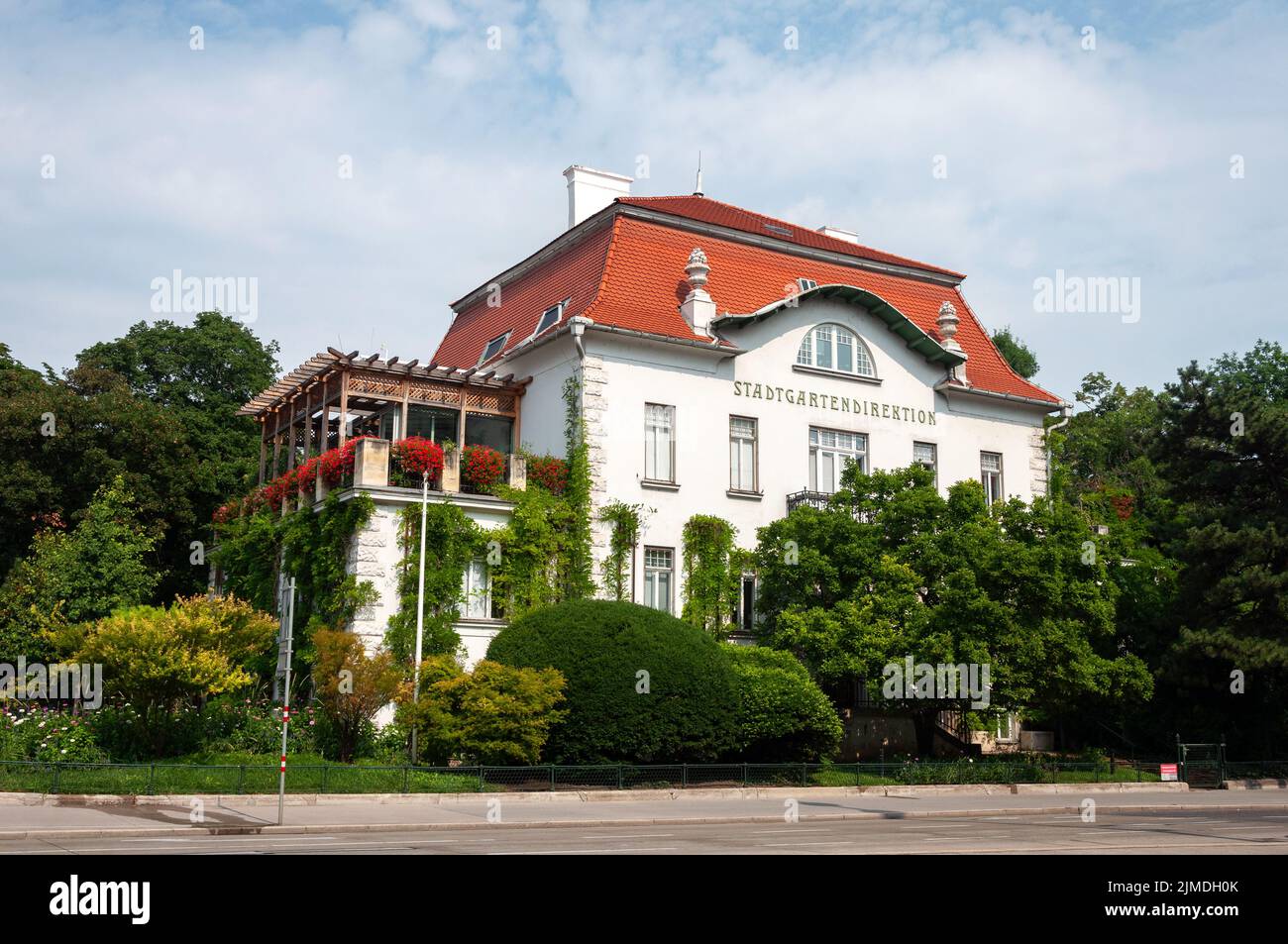 Old beautiful building trees hi-res stock photography and images - Alamy