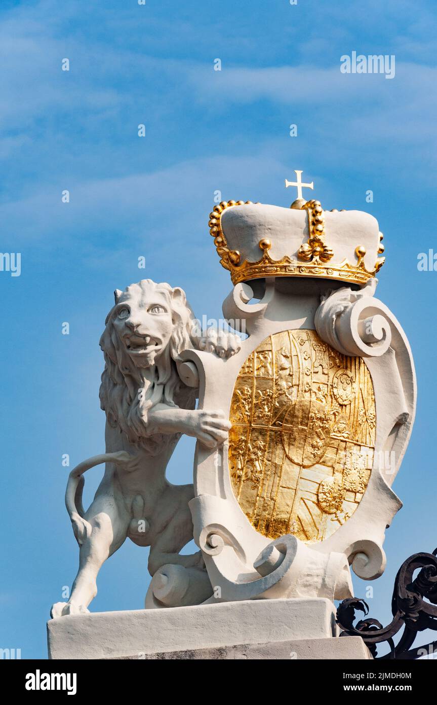 Sculpture of lion, Vienna Stock Photo - Alamy