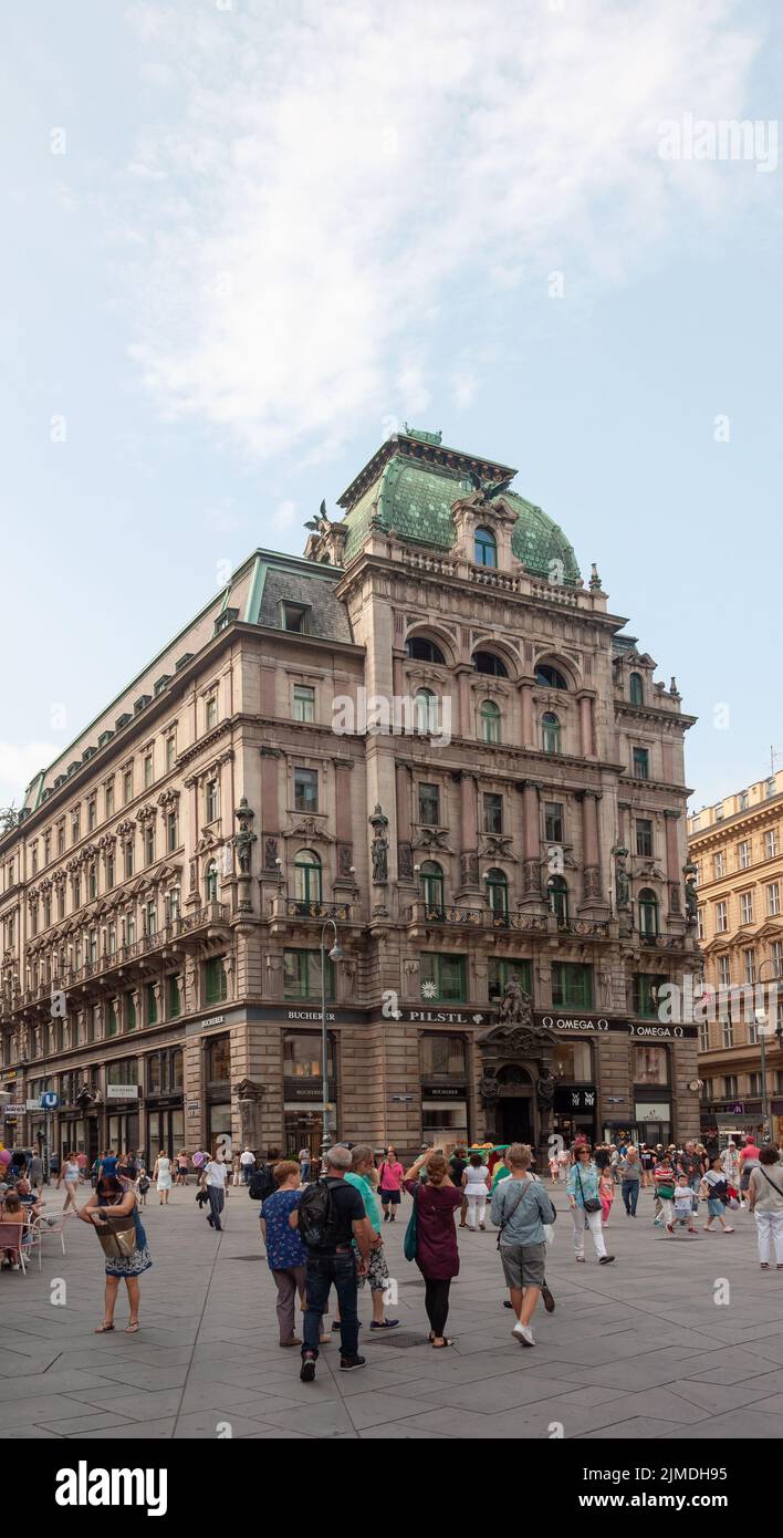 Tourists on Stephansplatz, Vienna Stock Photo - Alamy
