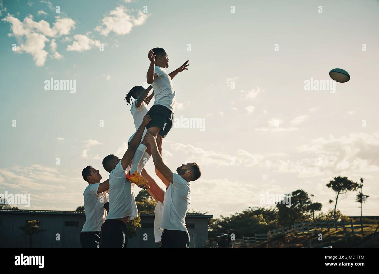 Lifting rugby player hi-res stock photography and images - Alamy