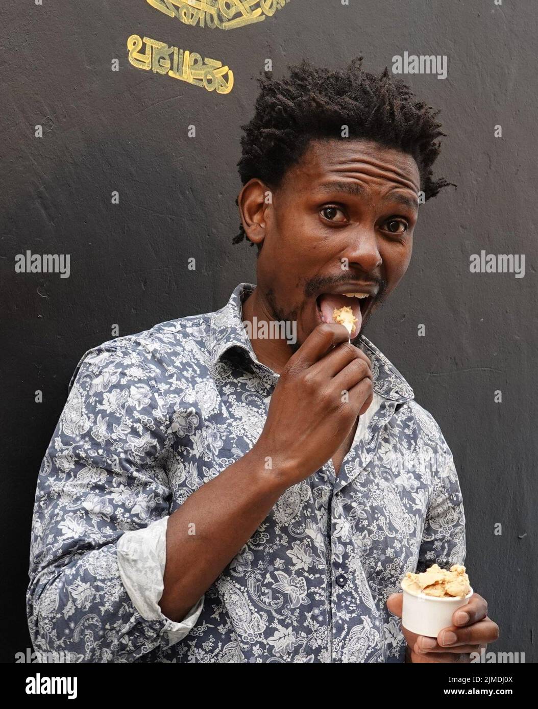 Kapstadt, South Africa. 26th July, 2022. Tapiwa Guzha tries an ice ...