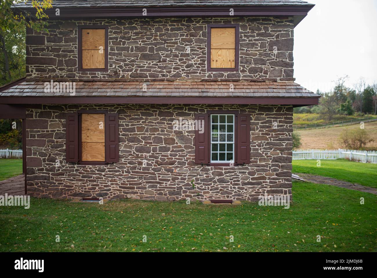House boarded up windows hi-res stock photography and images - Alamy