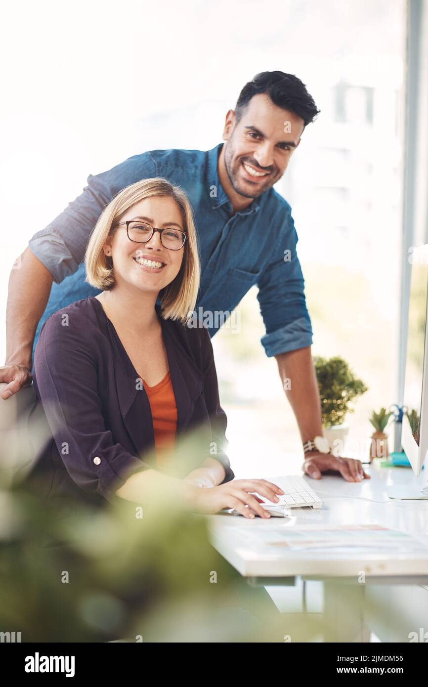 Teamwork between colleagues, coworkers and business partners working ...