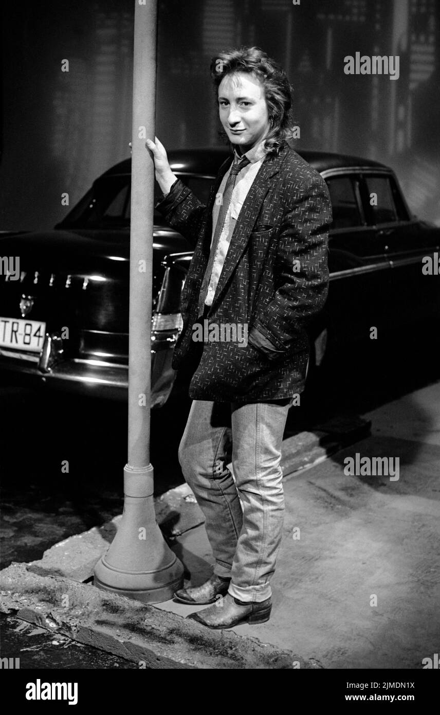Julian Lennon on the set of the television special "The Year That ...