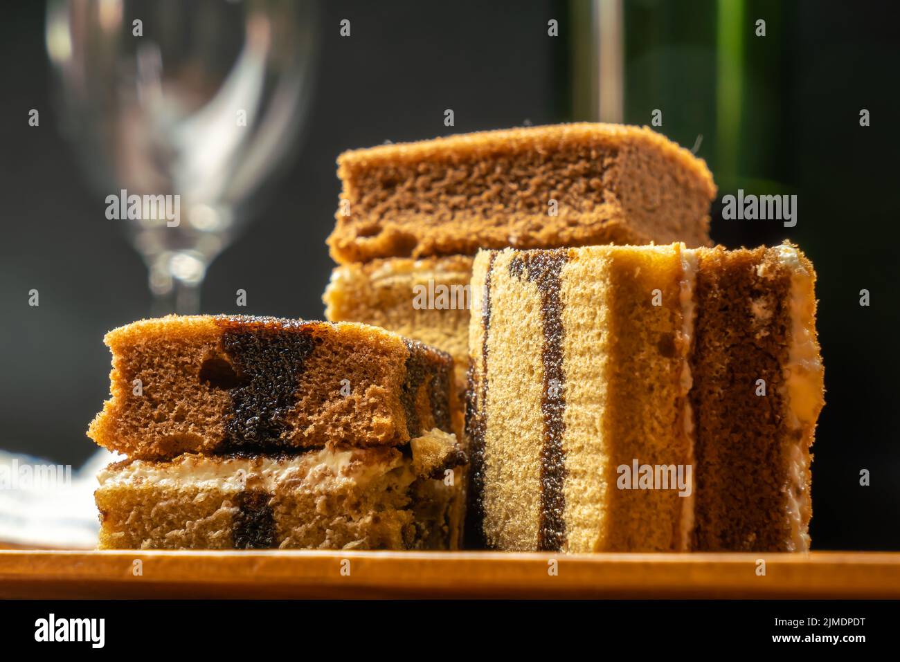 Sponge layer cake hi-res stock photography and images - Alamy