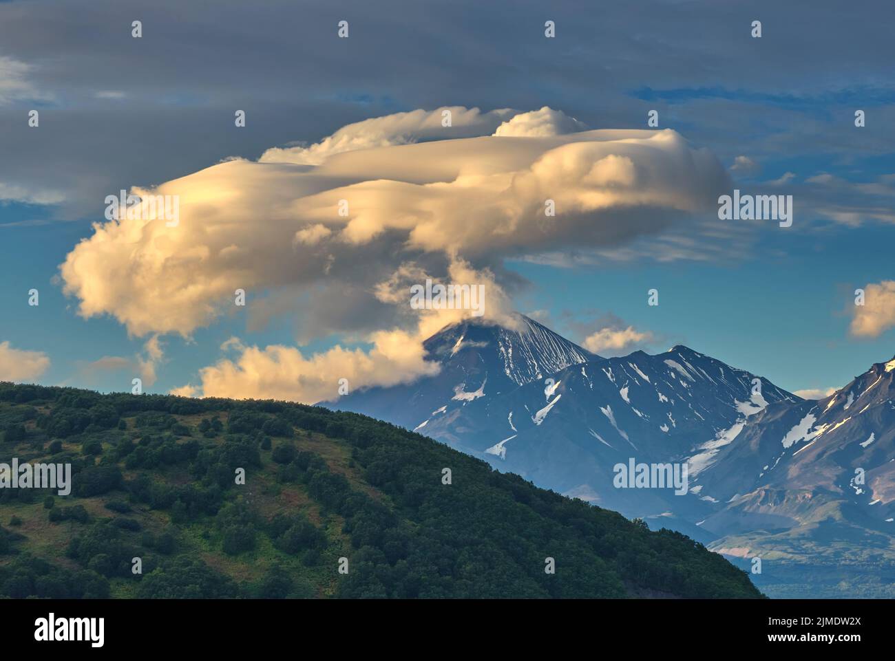 Lenticular cloud formation over volcano Stock Photo - Alamy