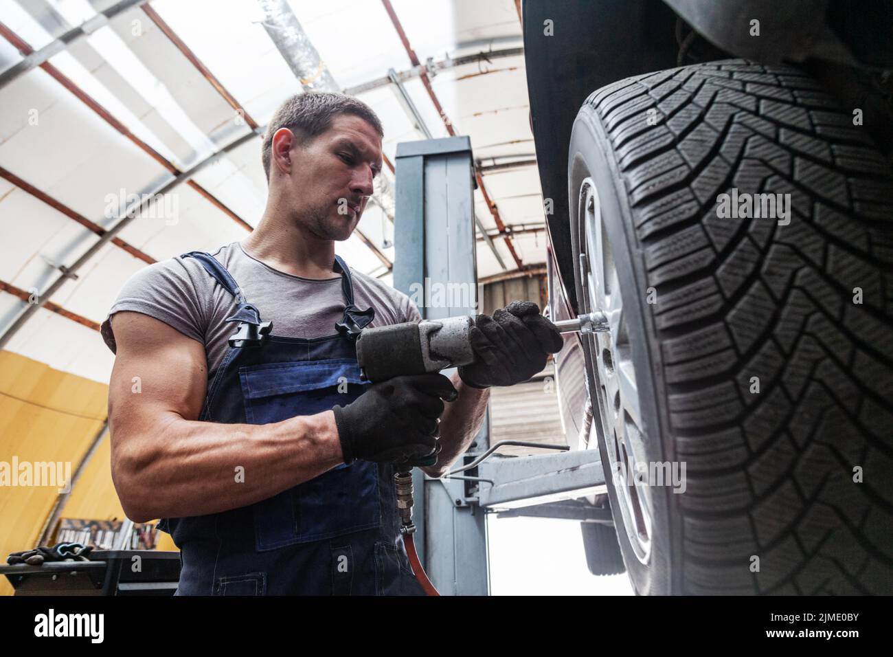 Wheel Technician Repair Auto Service Mechanic Vehicle Stock Photo - Alamy