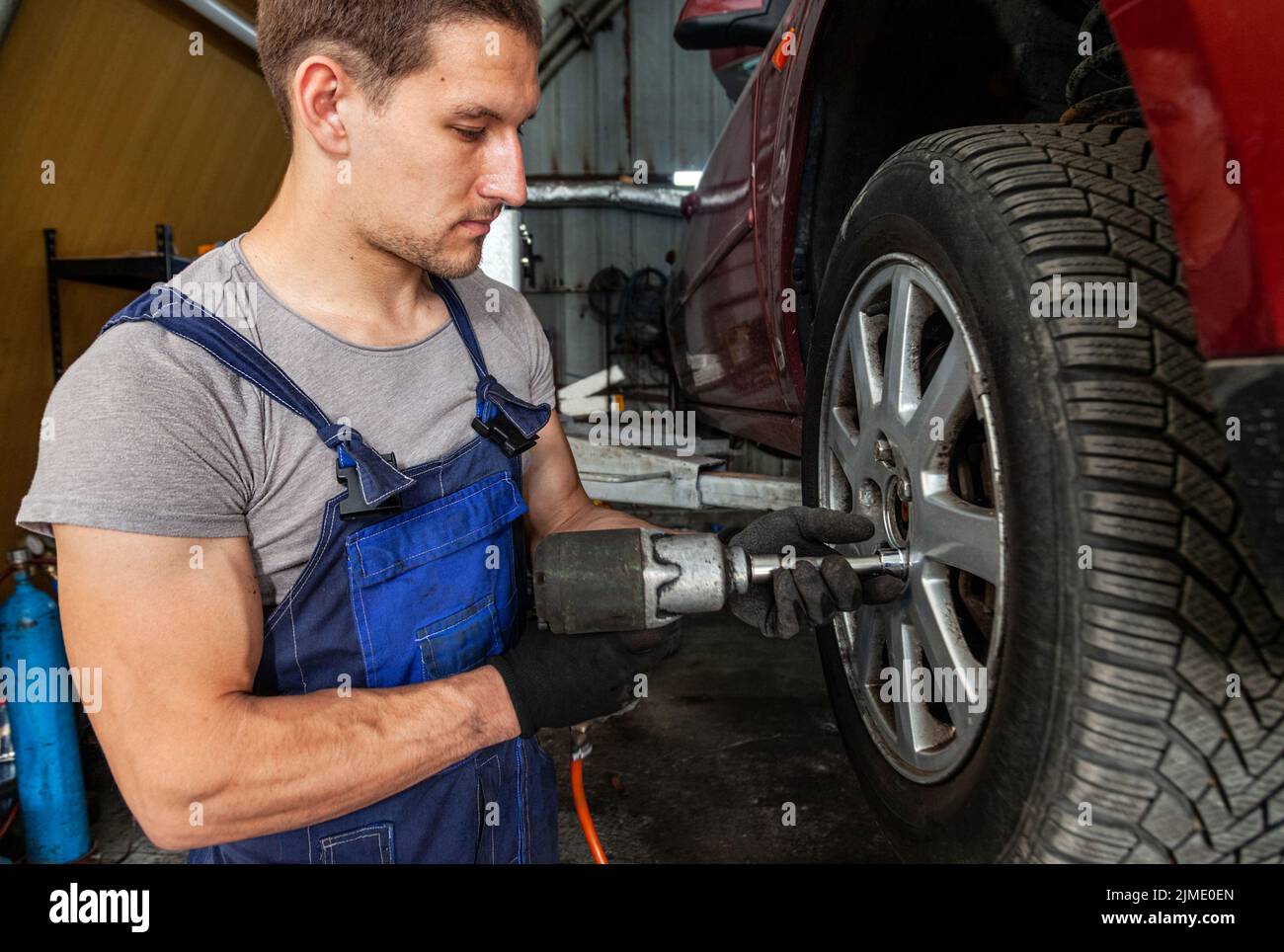 Wheel Technician Repair Auto Service Mechanic Vehicle Stock Photo - Alamy