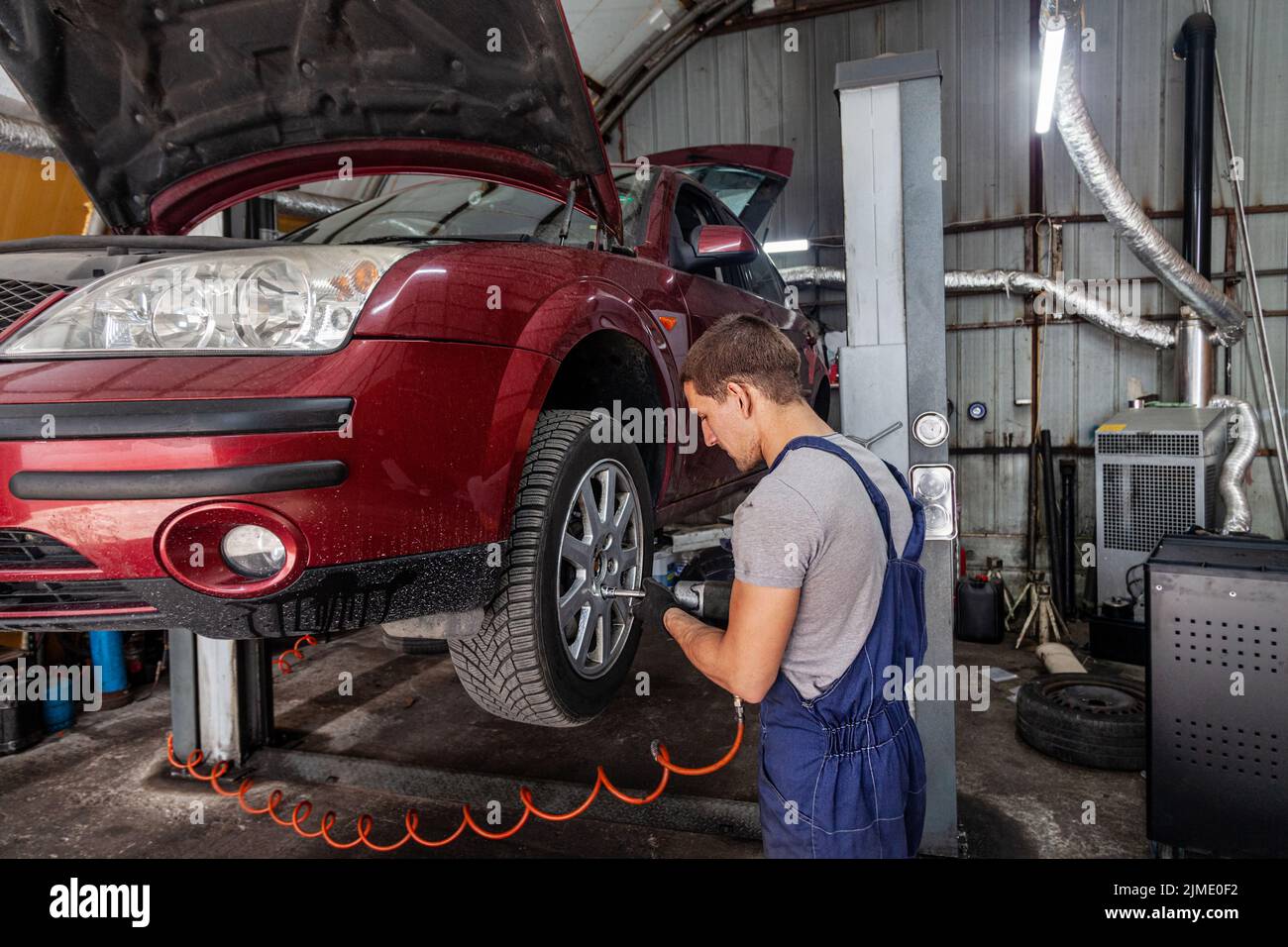 Wheel Technician Repair Auto Service Mechanic Vehicle Stock Photo - Alamy