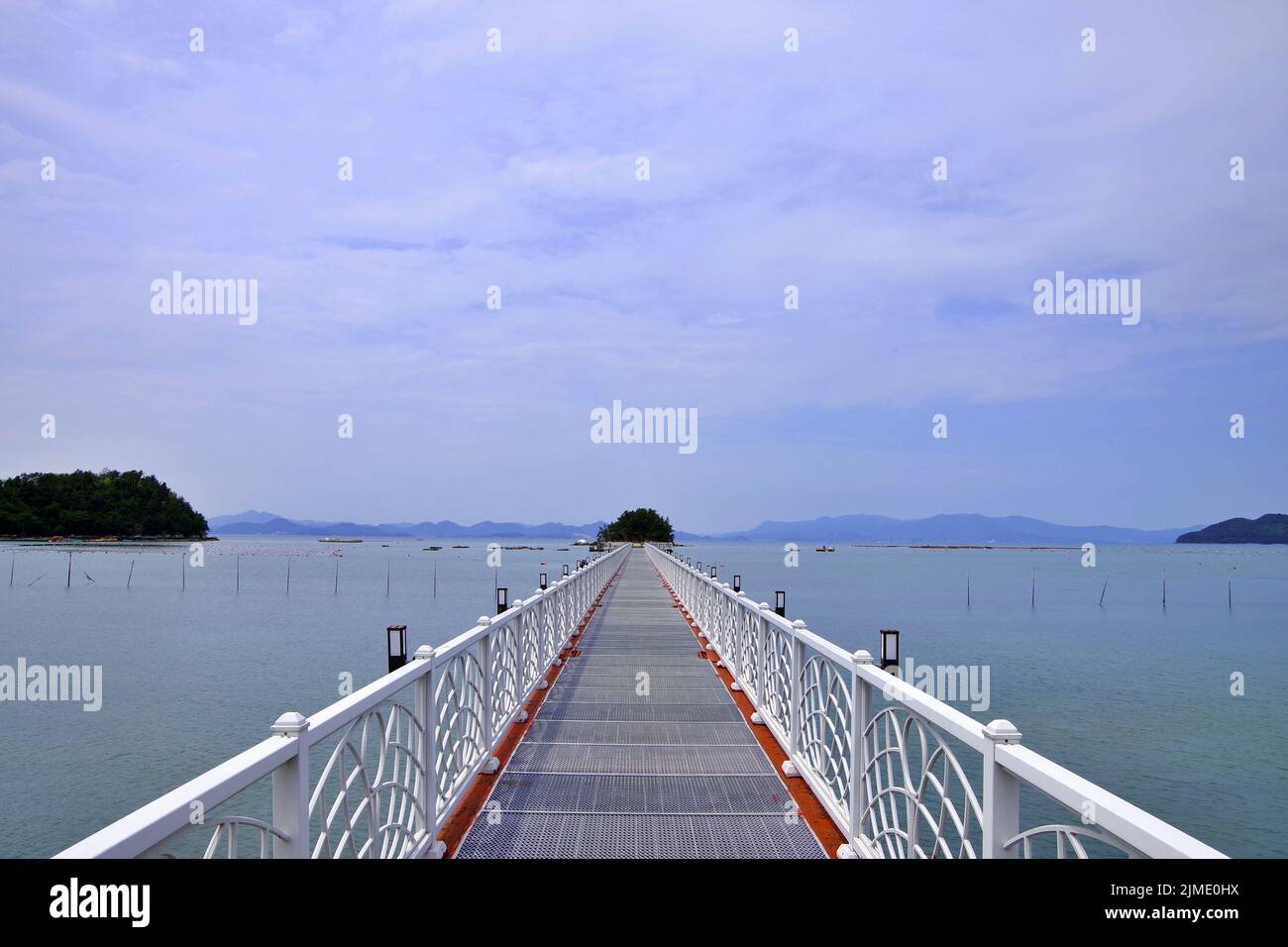 bridge road to the island Stock Photo - Alamy