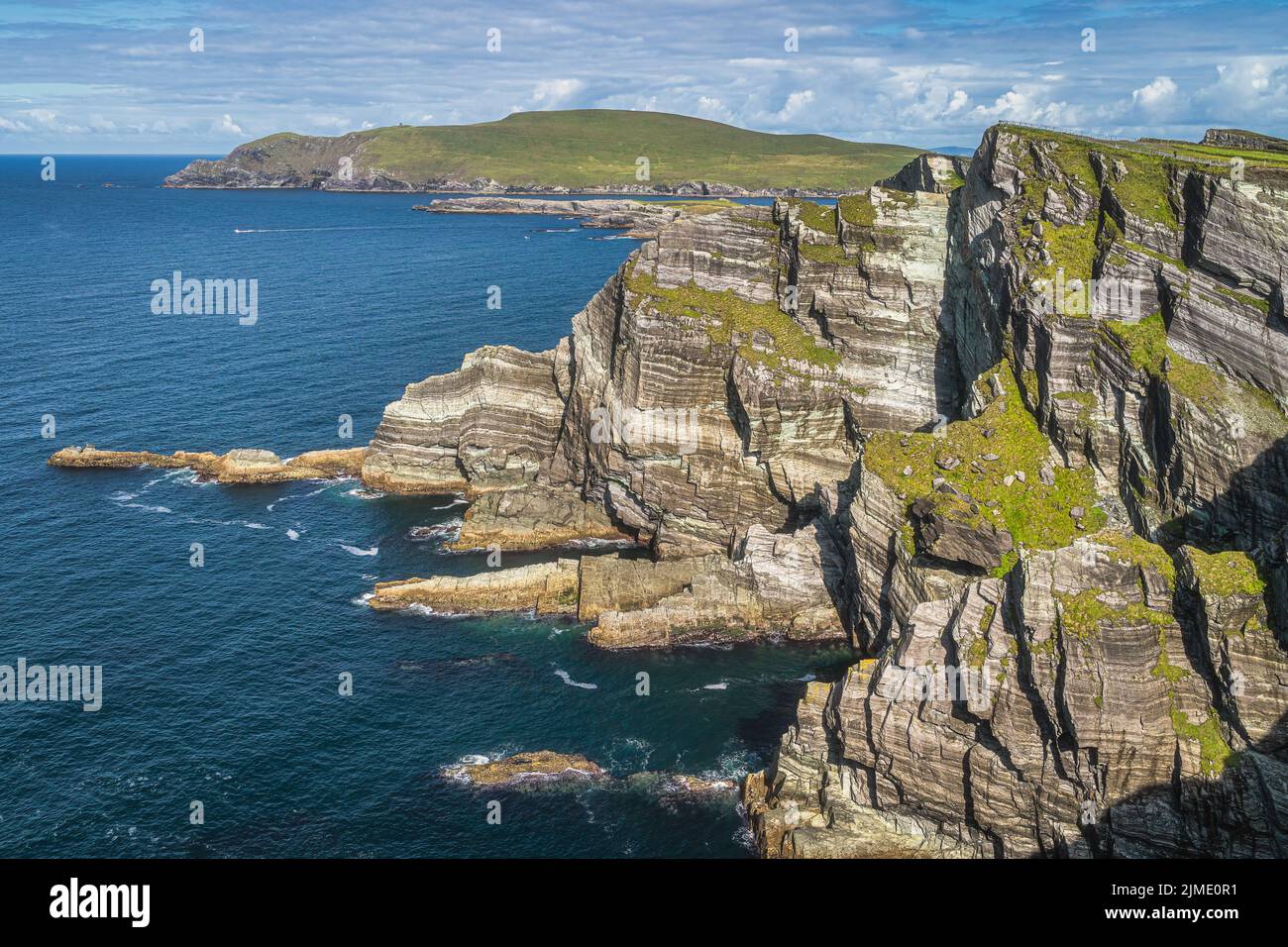 Rugged coastline with majestic Kerry Cliffs and Atlantic Ocean, Ring of ...