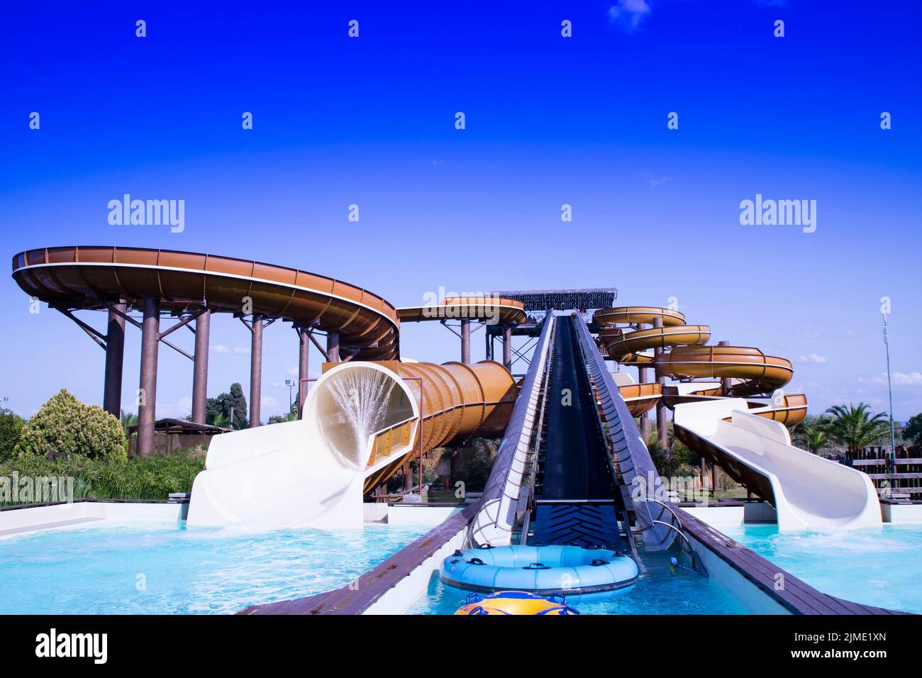 Load-bearing structures of a park water Stock Photo - Alamy
