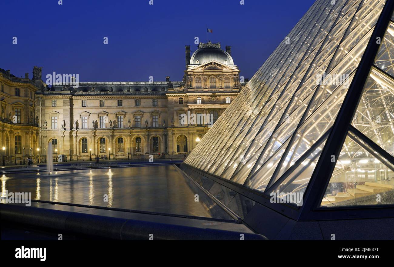 Pyramid , Louvre, night foto Stock Photo - Alamy