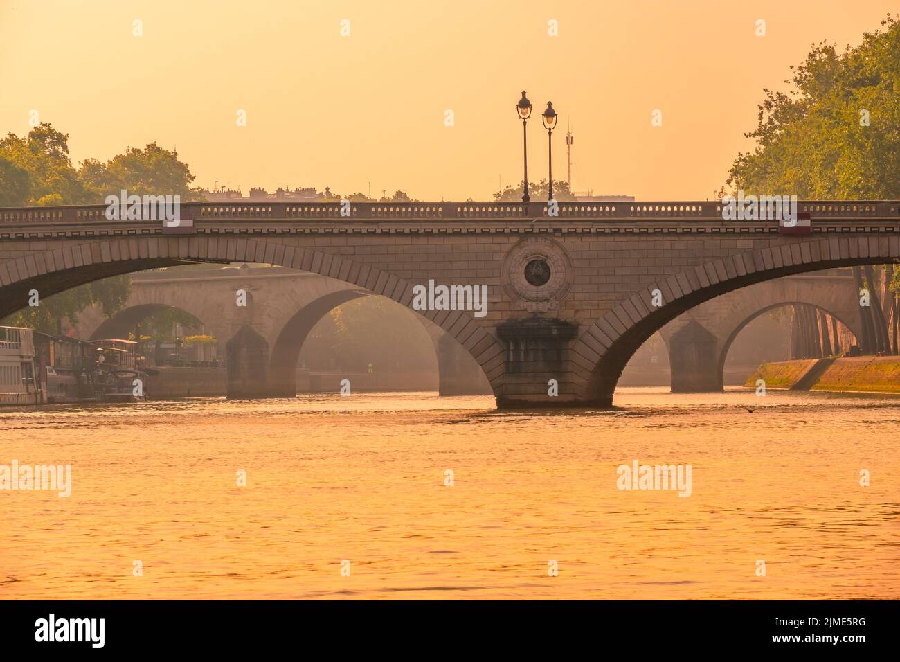 The golden parisian hi-res stock photography and images - Alamy
