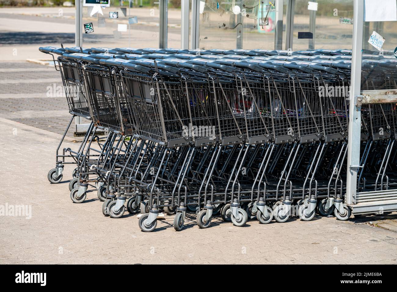 Retail store carts hi-res stock photography and images - Alamy