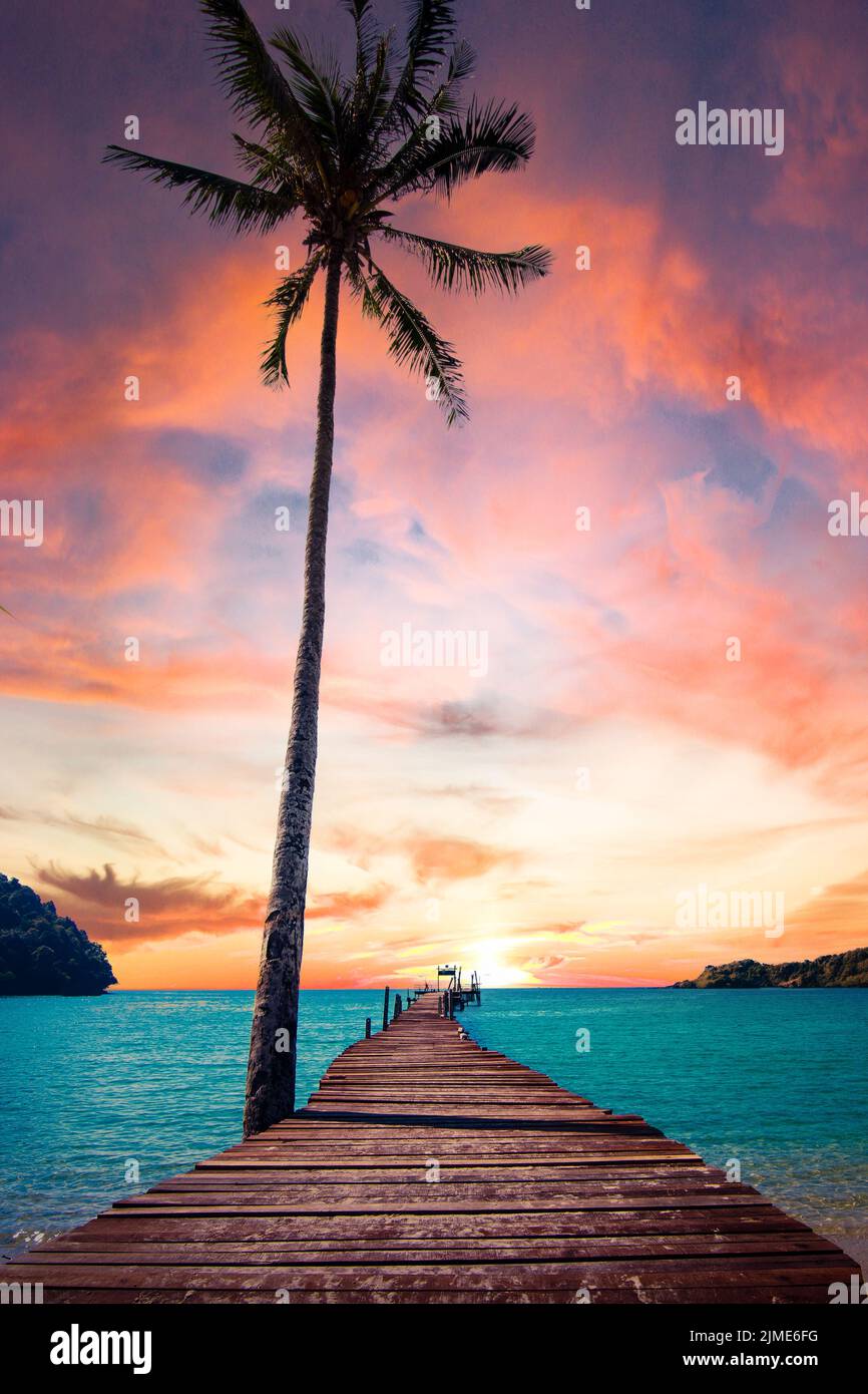 Resort beach boardwalk hi-res stock photography and images - Alamy