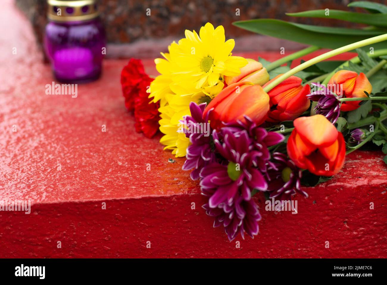Flowers on the grave. Flowers on a military monument Stock Photo - Alamy
