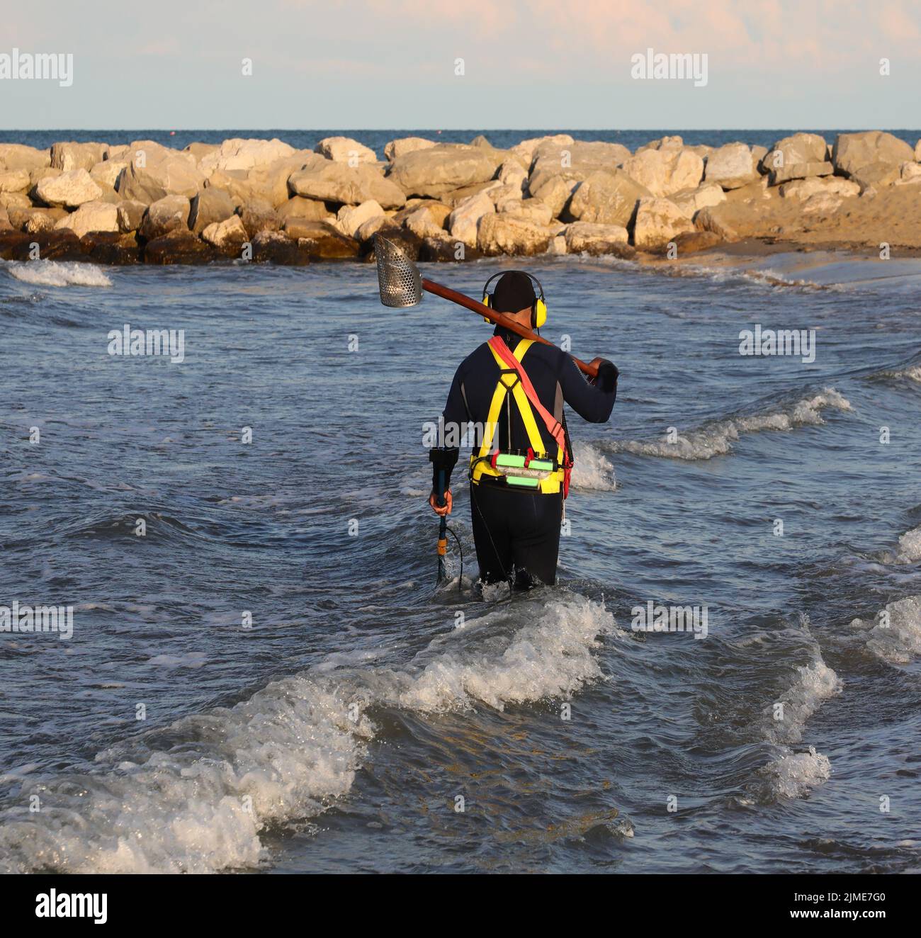 Finder of metals and lost objects in the middle of the sea with the ...