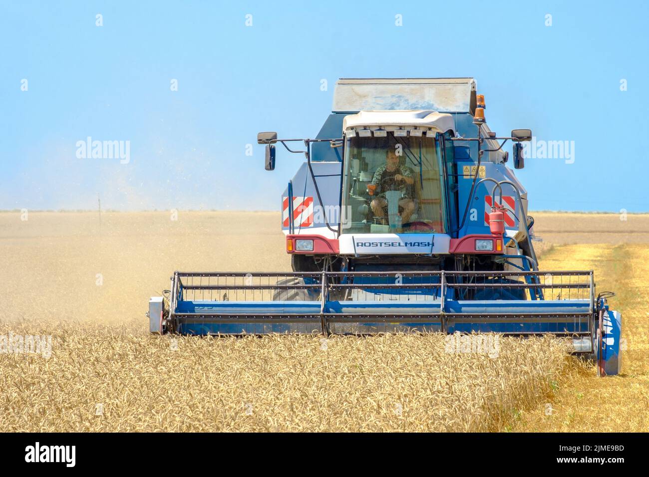 Combine harvester cutting ripe hi-res stock photography and images - Alamy