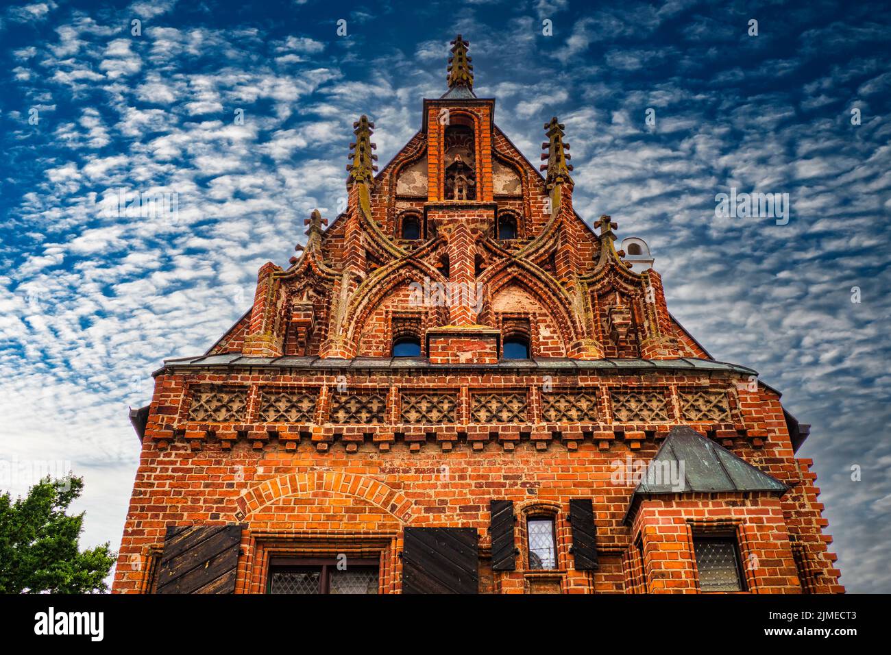 Historic gothic architecture structure hi-res stock photography and ...