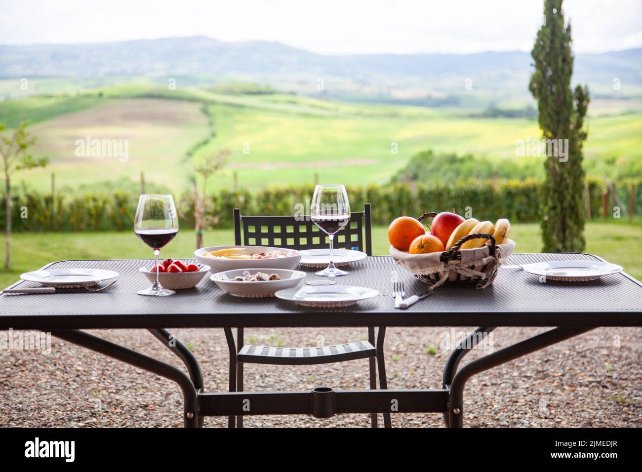 Lunch with a view - table against beautiful landscape in Tuscany Stock ...