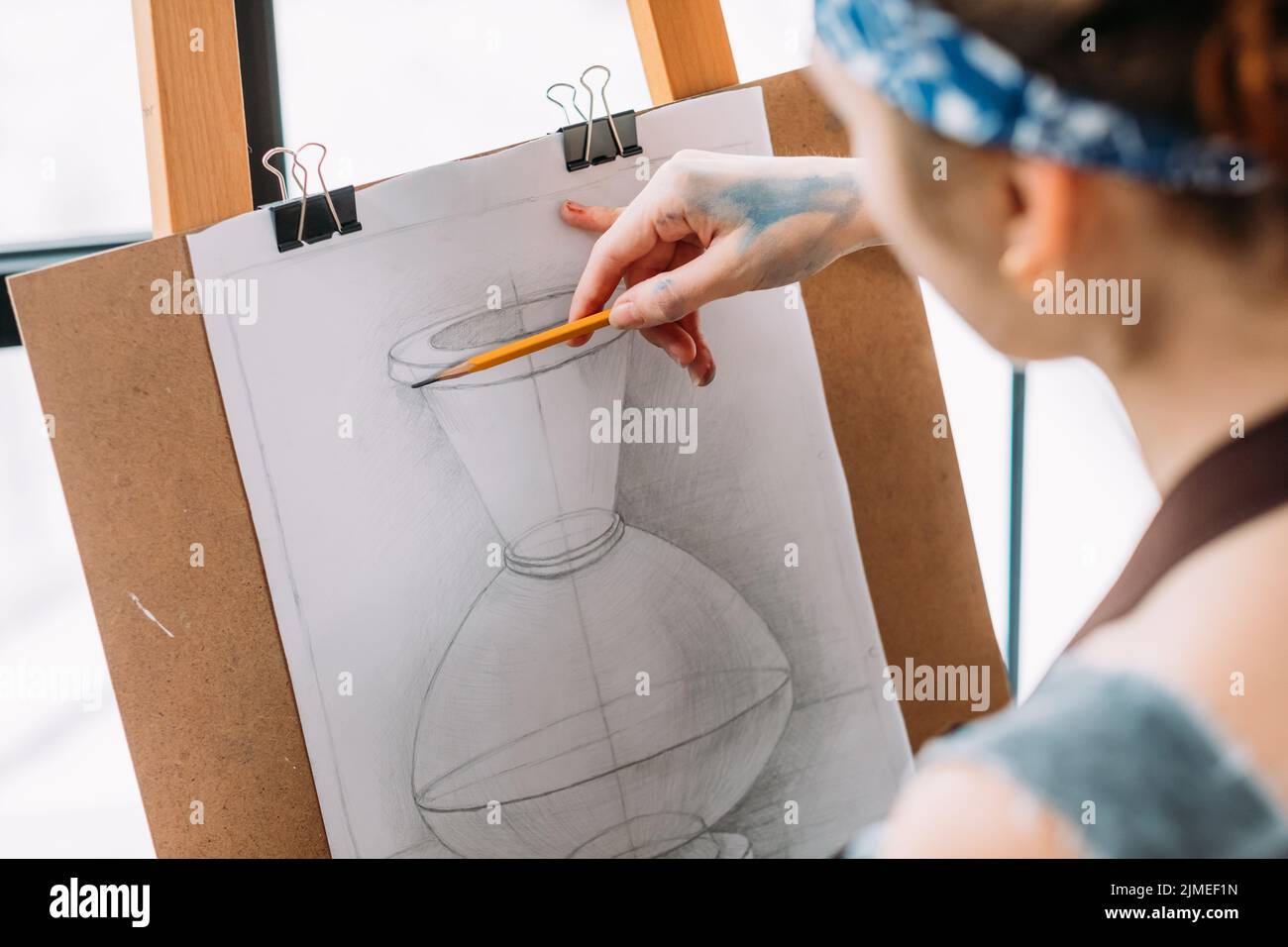 art studio lady measuring proportions drawing Stock Photo - Alamy