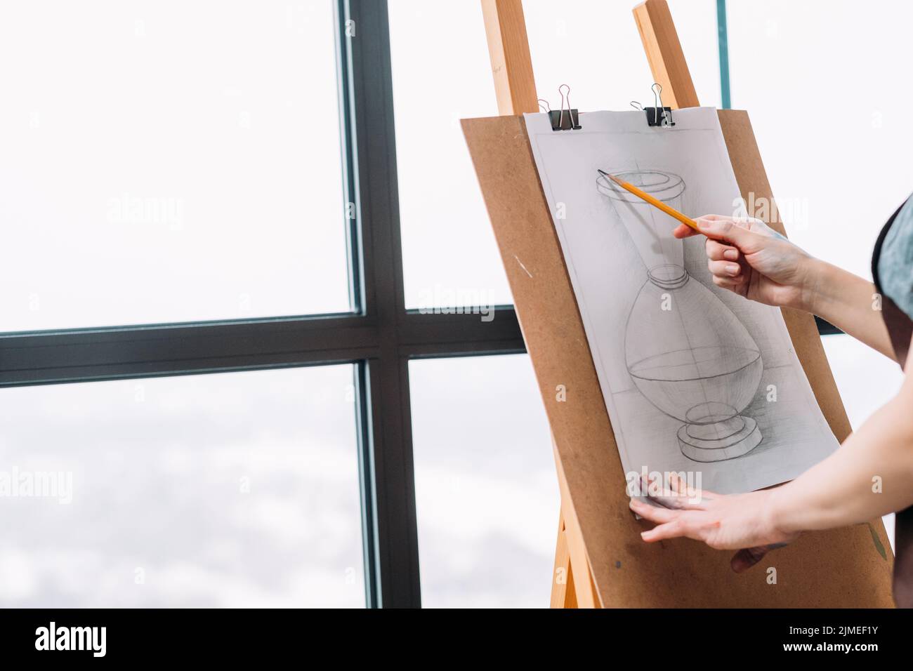 art studio lady measuring proportions drawing Stock Photo - Alamy
