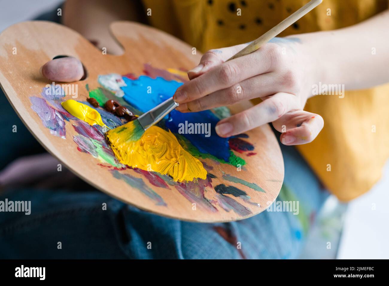 fine art school acrylic paint palette artist Stock Photo - Alamy