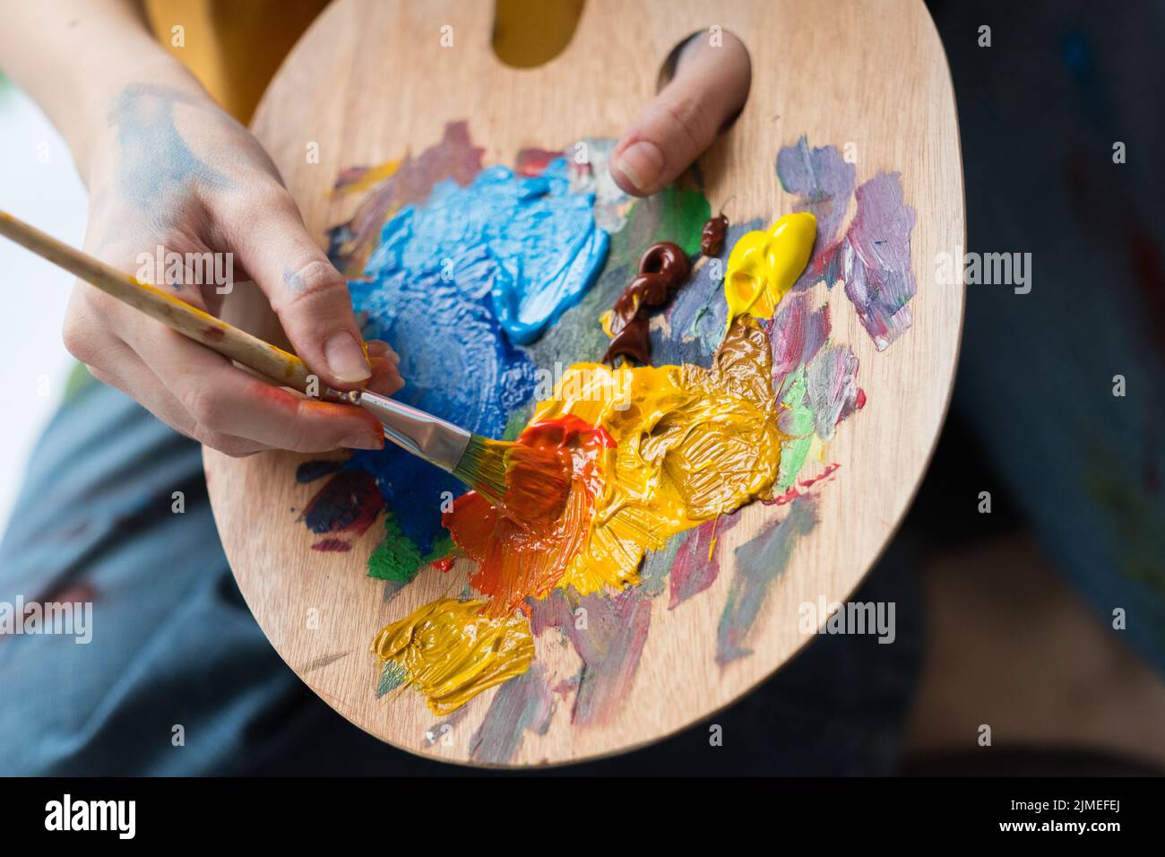 fine art school artist mix acrylic paint palette Stock Photo - Alamy