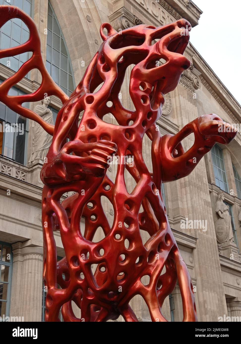 LA STATUE DU DRAGON ROUGE DEVANT LA GARE DU NORD, PARIS, FRANCE Stock ...