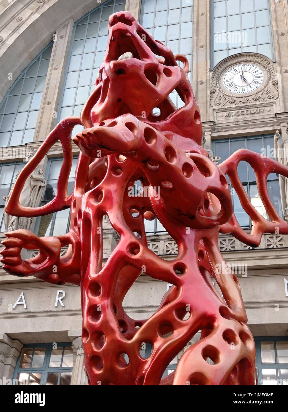 LA STATUE DU DRAGON ROUGE DEVANT LA GARE DU NORD, PARIS, FRANCE Stock ...