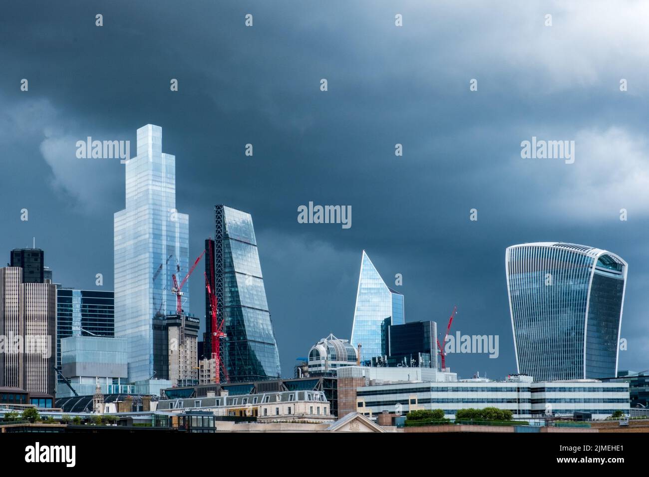 London dramatic architecture skyscraper hi-res stock photography and ...