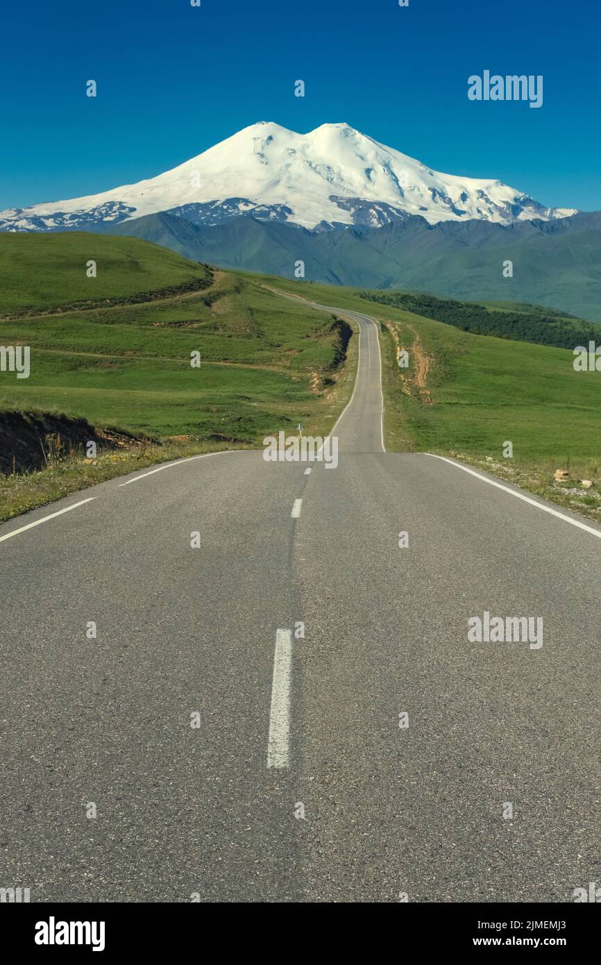 Scenic road leading mount hi-res stock photography and images - Alamy