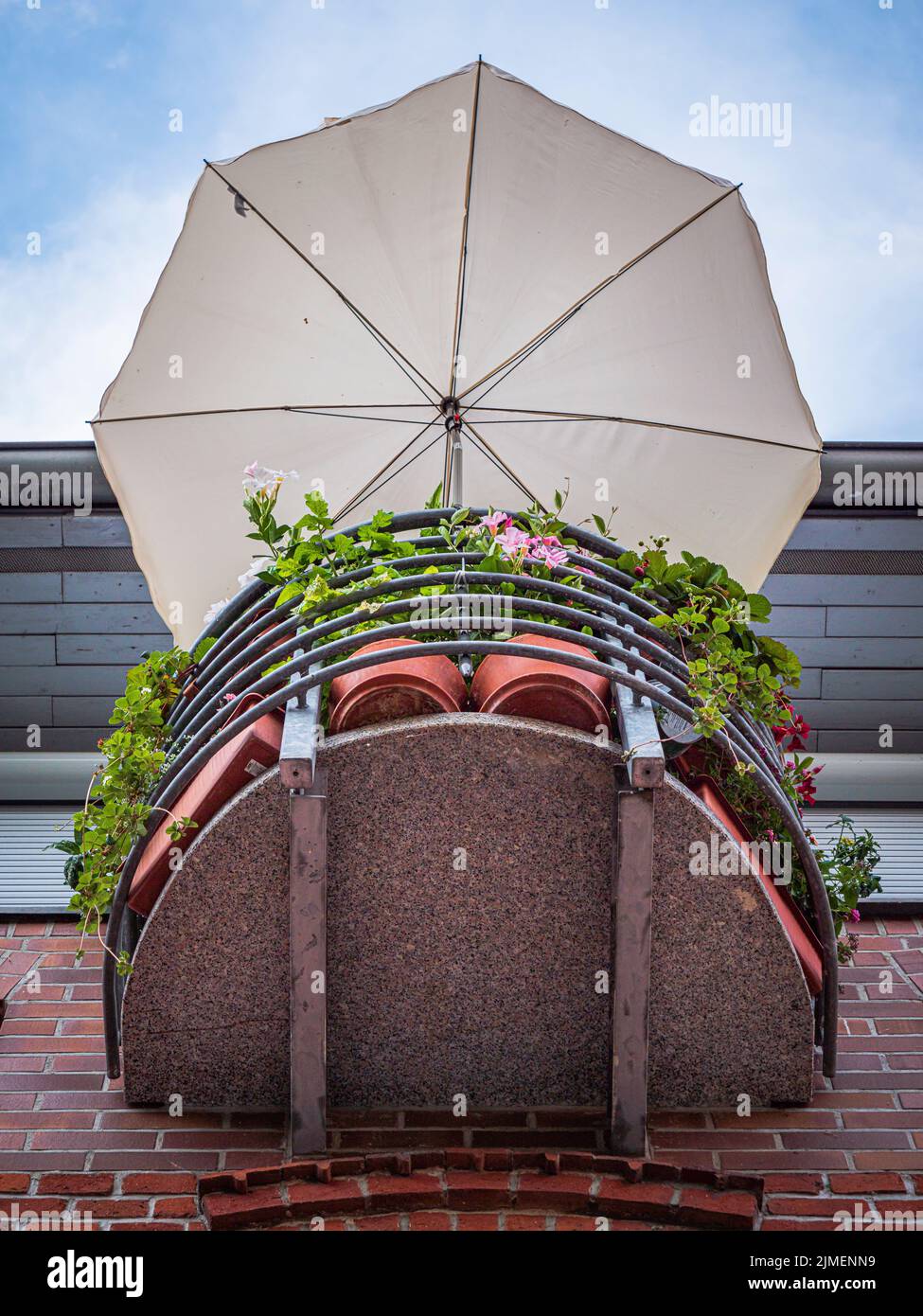 Brick building shows balcony hi-res stock photography and images - Alamy