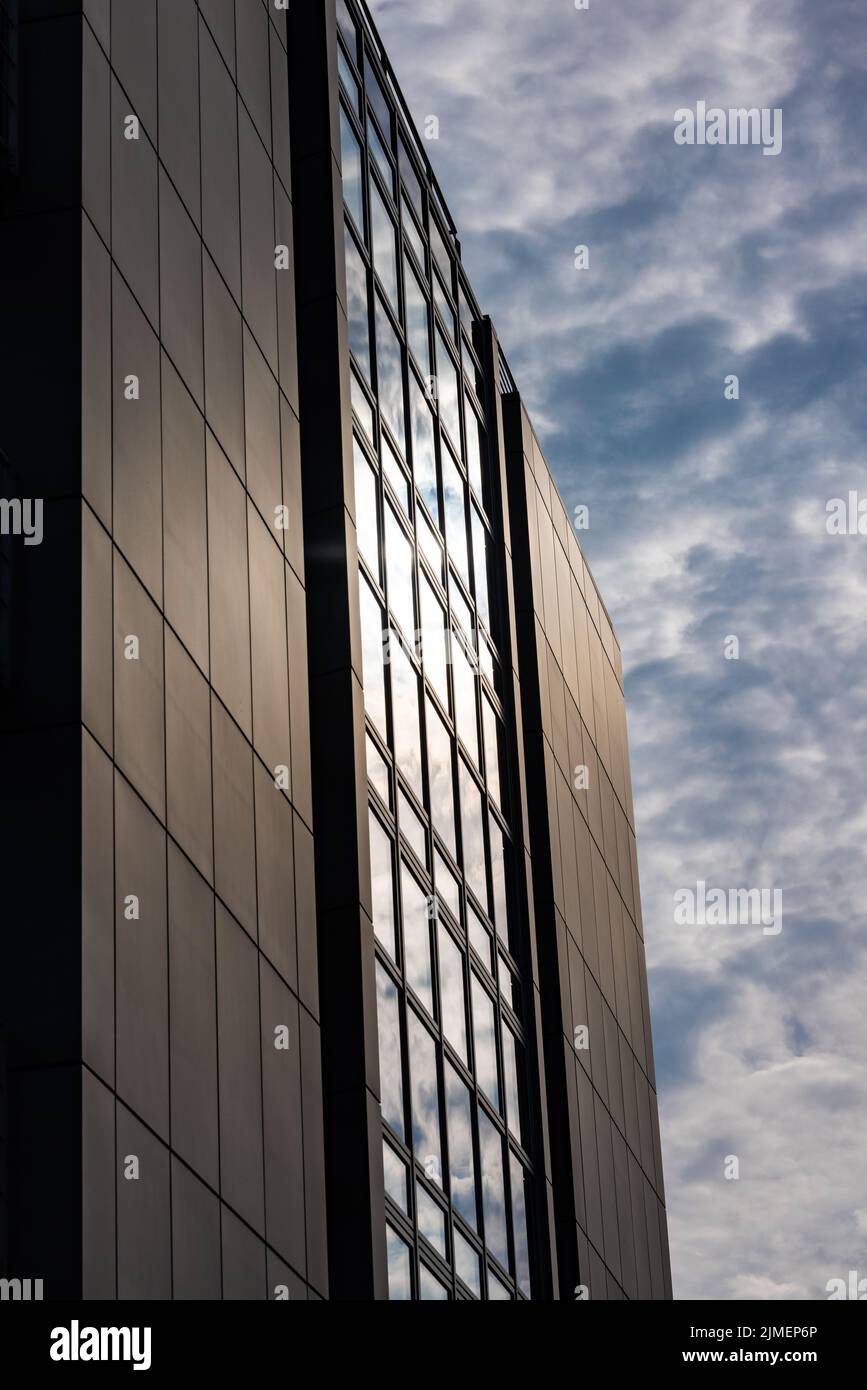 Black glass building hi-res stock photography and images - Alamy