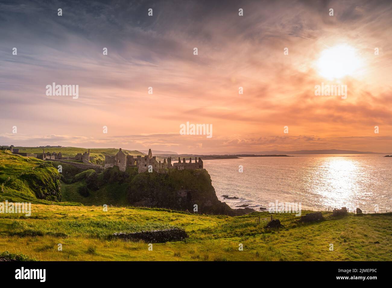 Game of thrones dunluce castle hi-res stock photography and images - Alamy