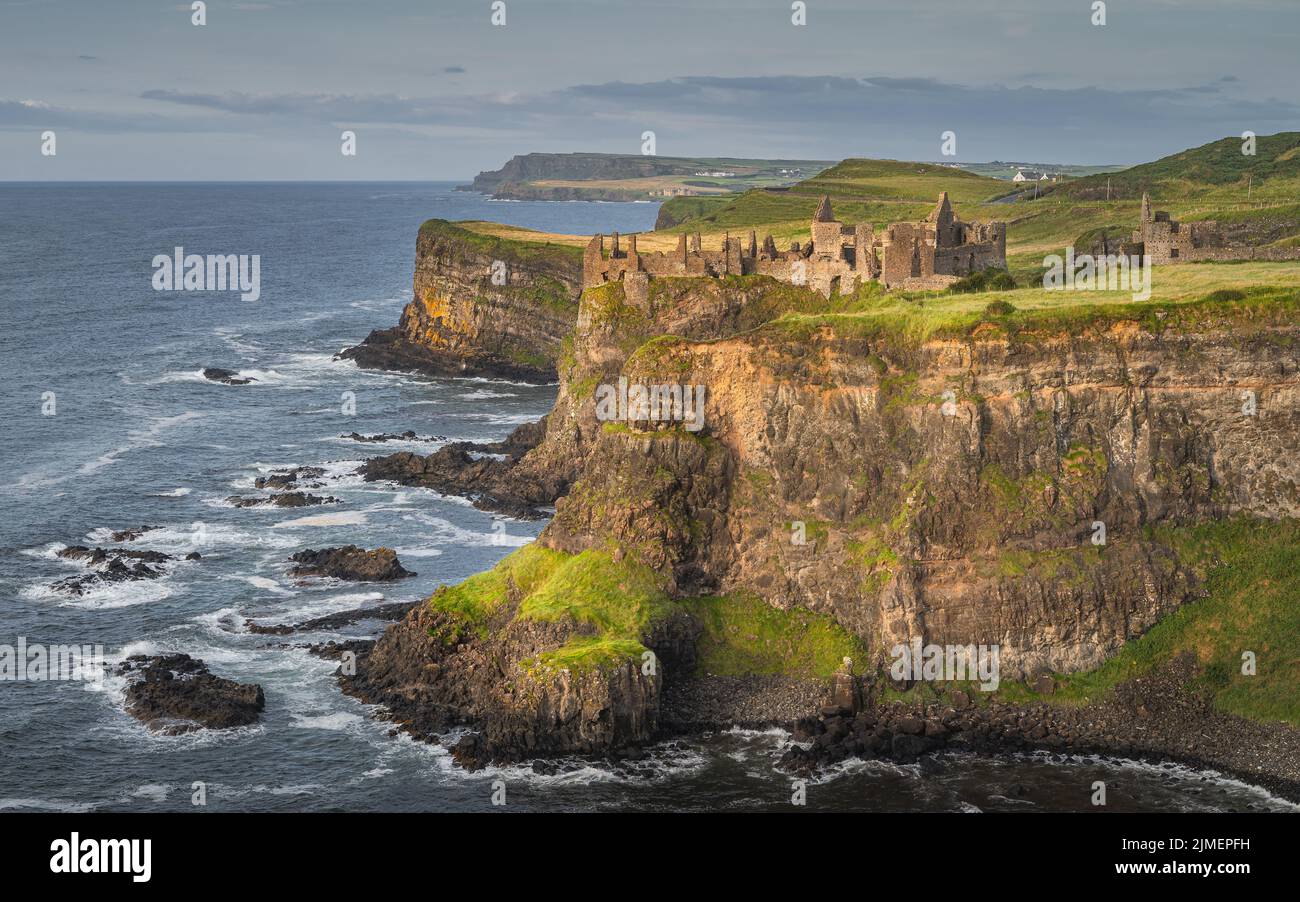 Irish castle on edge of cliff hi-res stock photography and images - Alamy