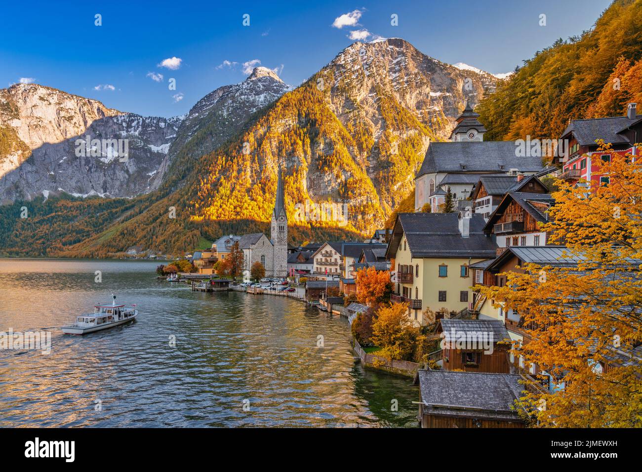 Hallstatt Austria, Nature landscape of Hallstatt village with autumn ...