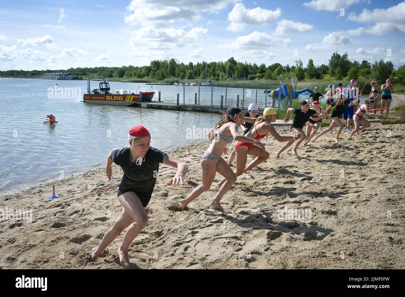 Bitterfeld, Germany. 06th Aug, 2022. Start of the women's 20-meter ...