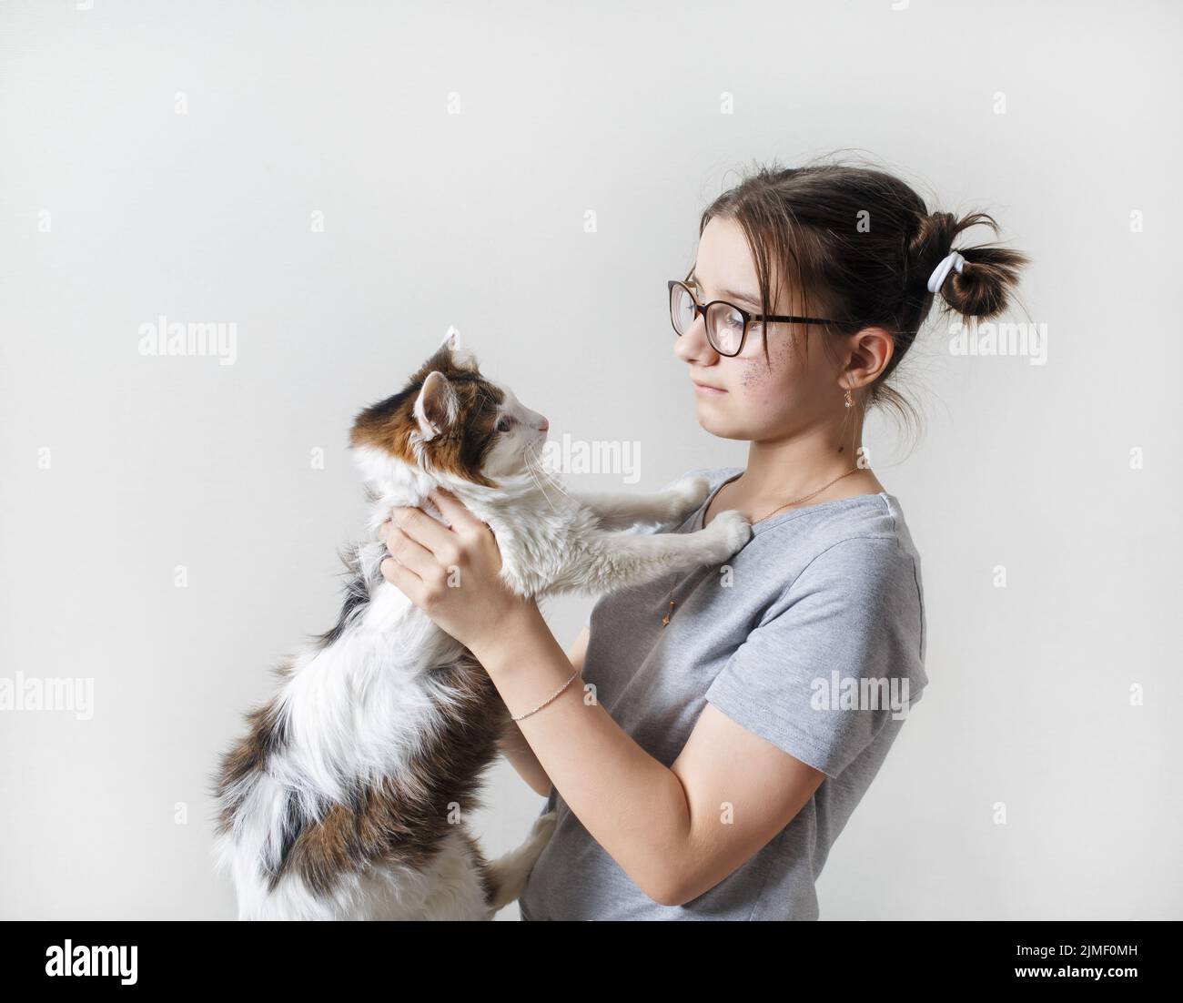 Girl holding cat hi-res stock photography and images - Alamy