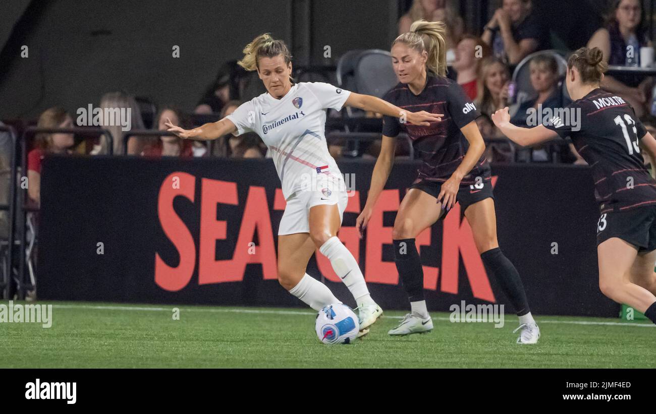 North Carolina's Meredith Speck breaks free from her defenders and ...