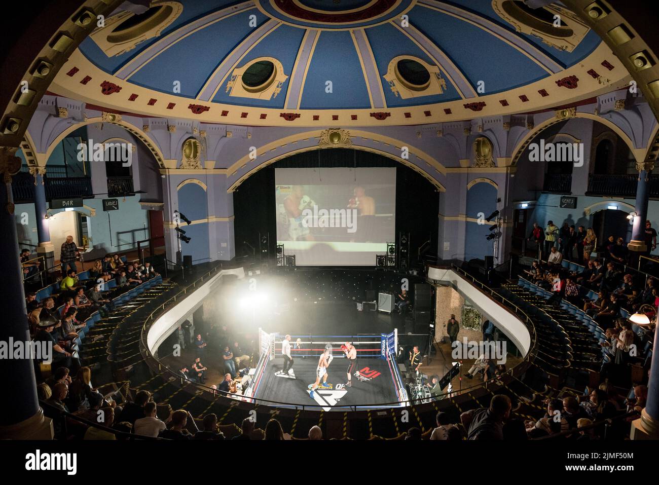 Grand central hall boxing hi-res stock photography and images - Alamy