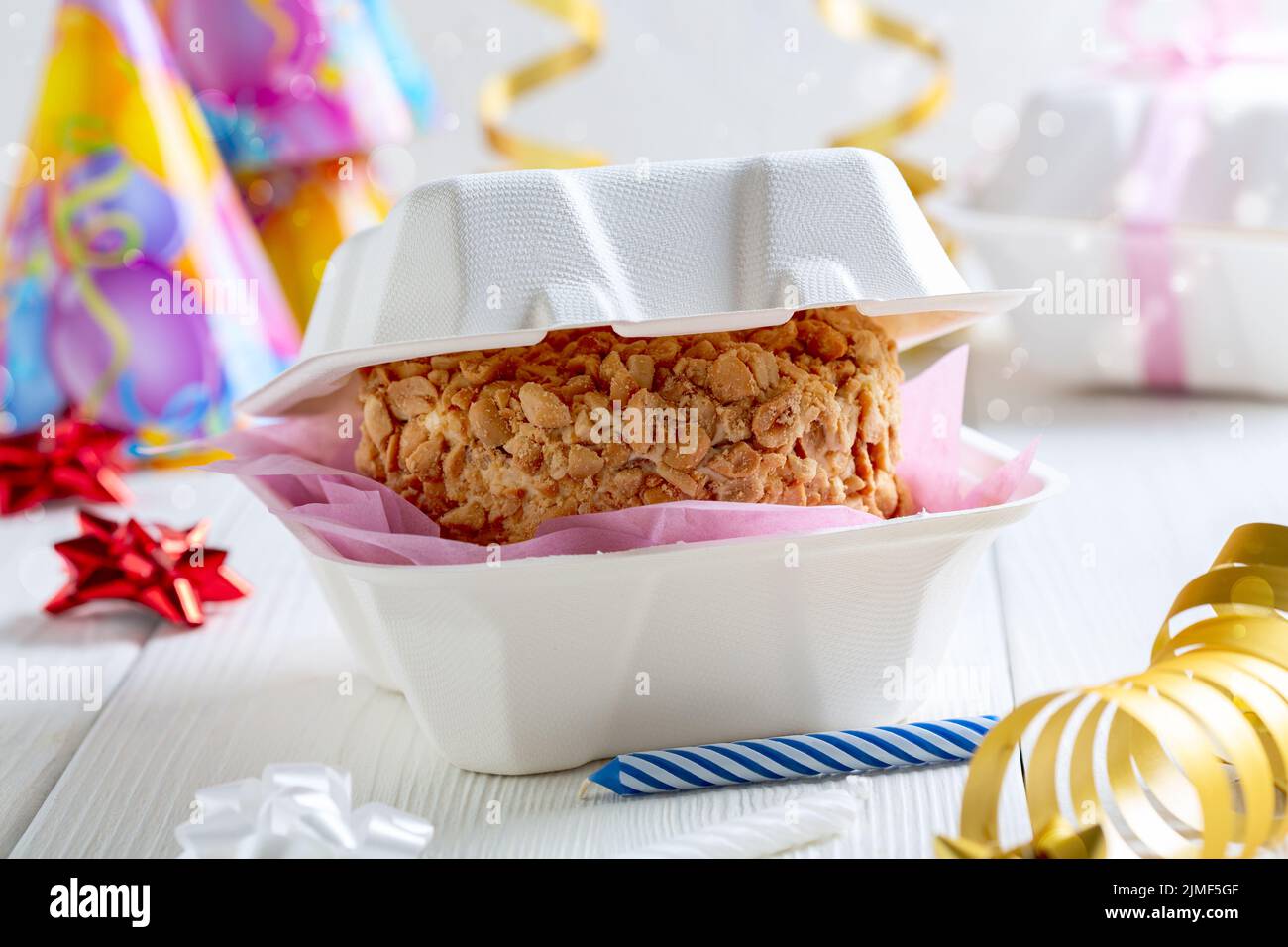 Cake box hi-res stock photography and images - Alamy
