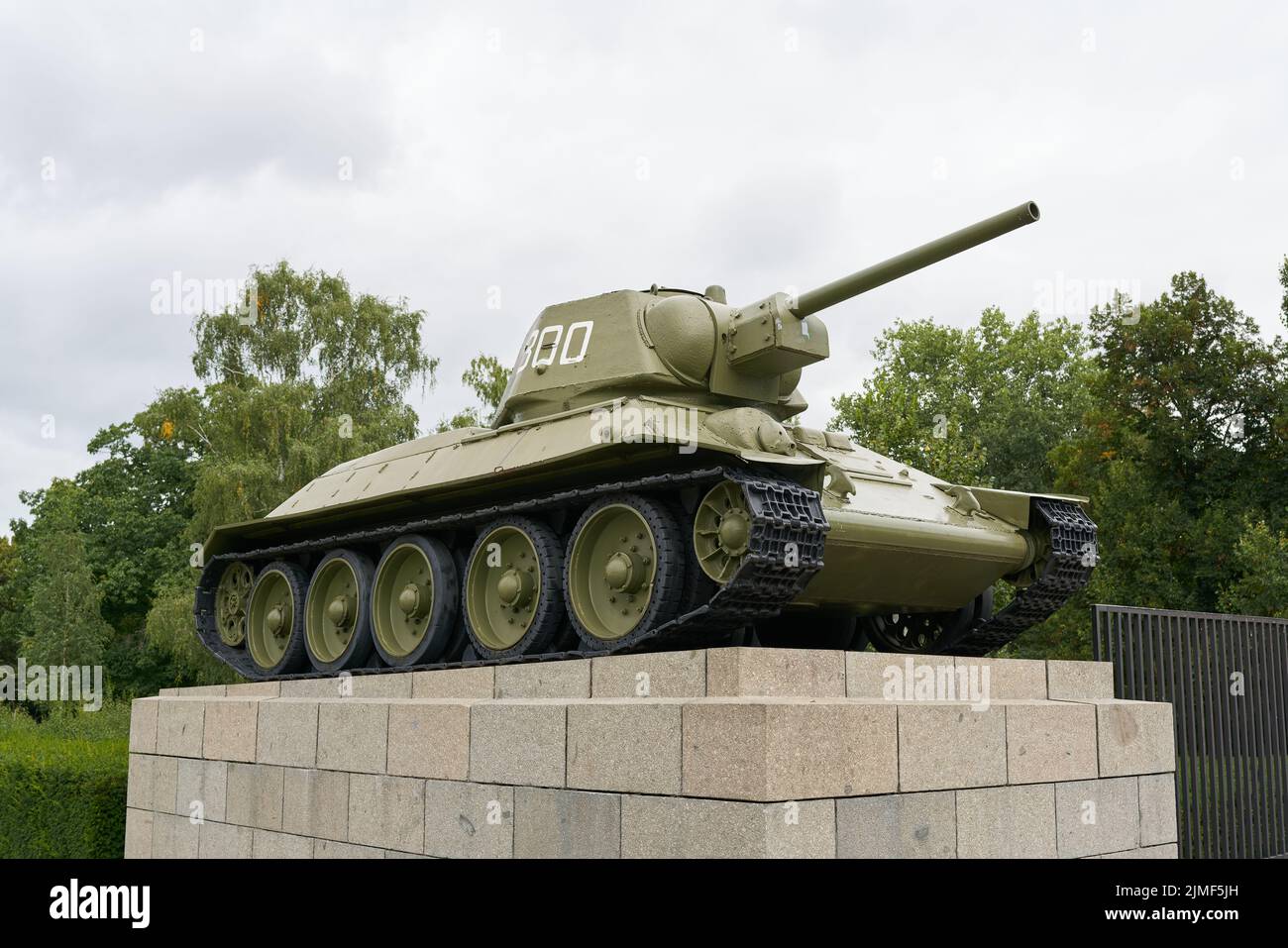 Part monument soviet tank hi-res stock photography and images - Alamy