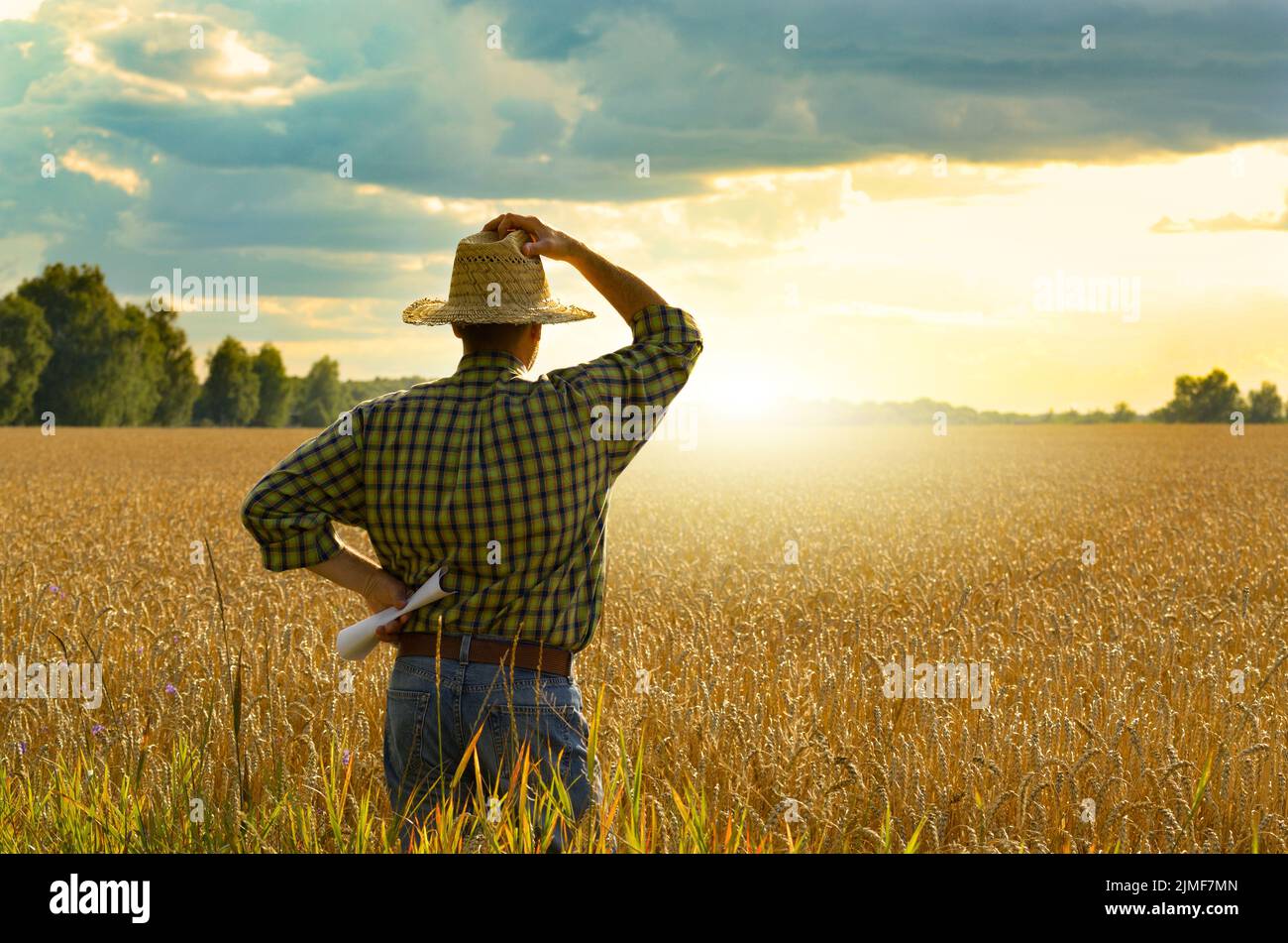 Man farmer straw hat hi-res stock photography and images - Alamy