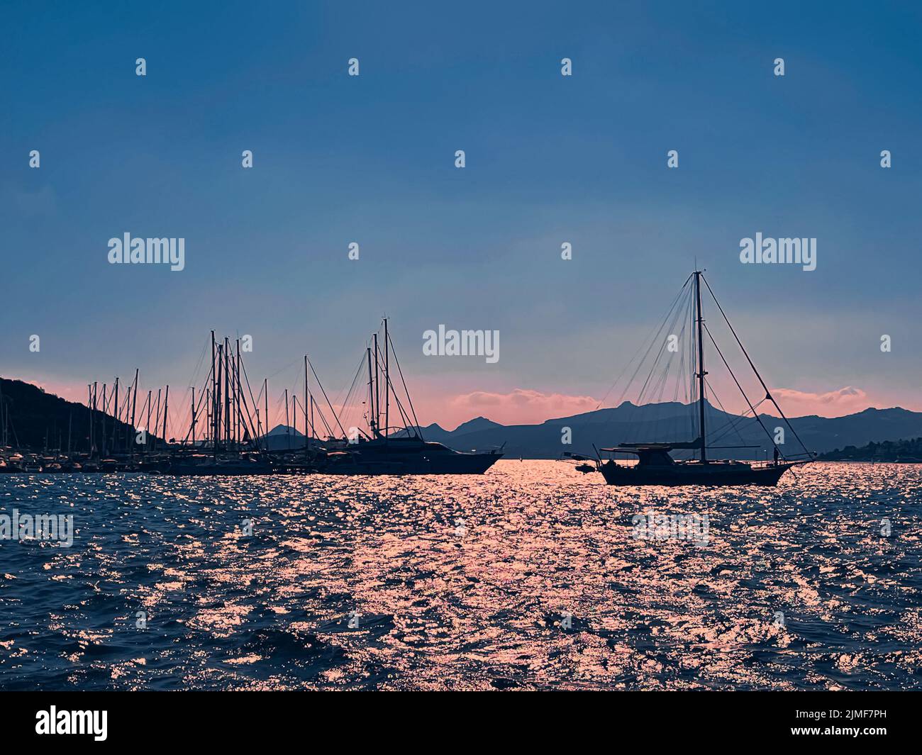 Sea sunset sky mountains hi-res stock photography and images - Alamy