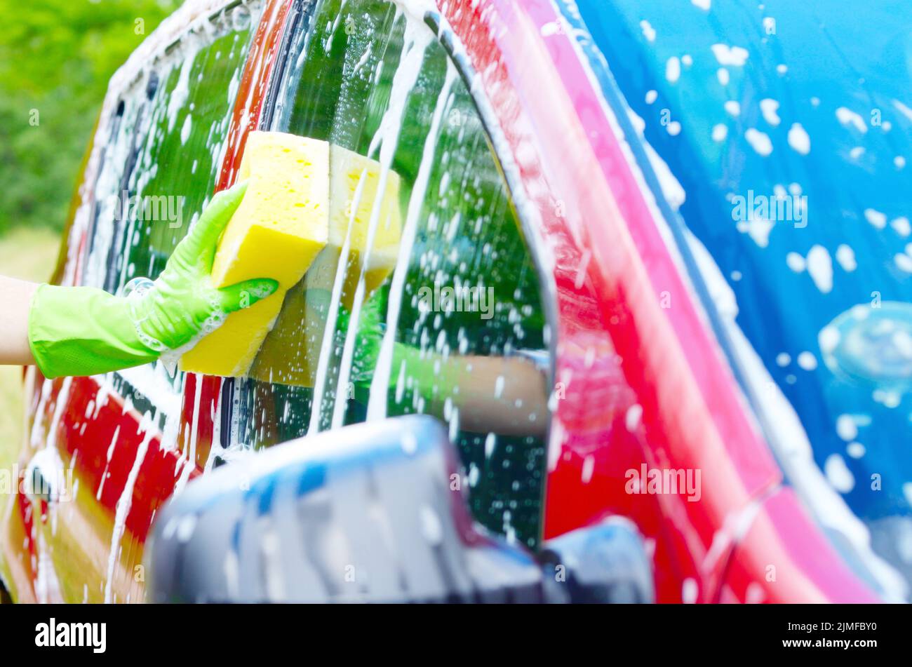 Washing window with sponge hi-res stock photography and images - Alamy