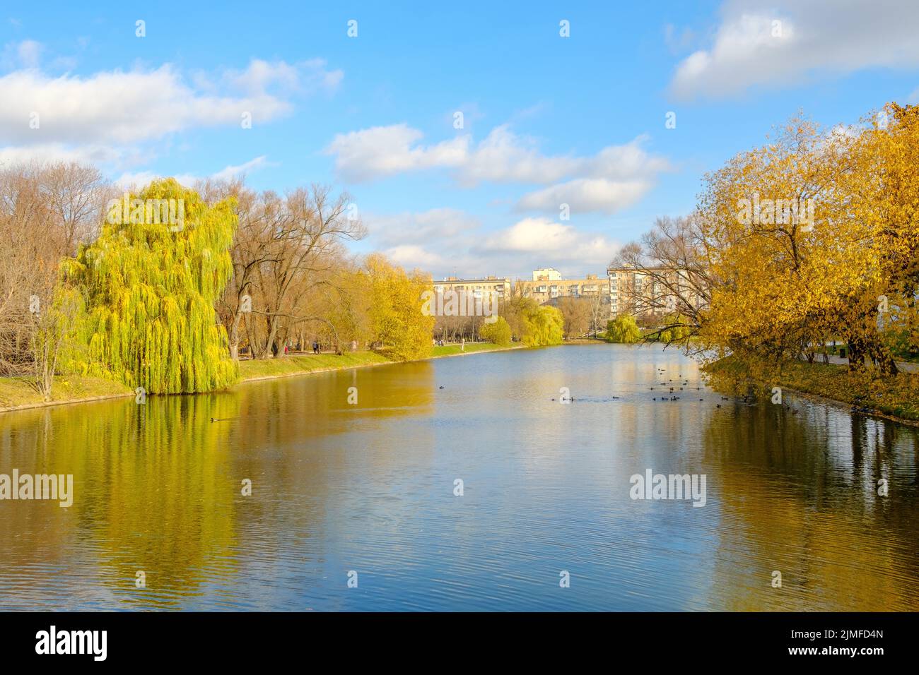 View city park on sunny hi-res stock photography and images - Alamy