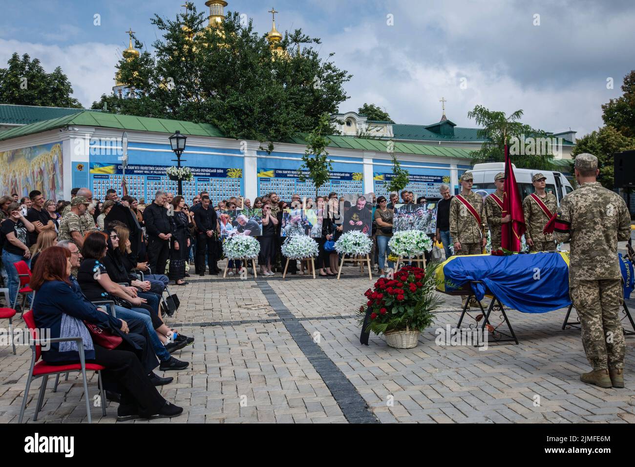 Kyiv, Ukraine. 05th Aug, 2022. Relatives and friends attend a farewell ...