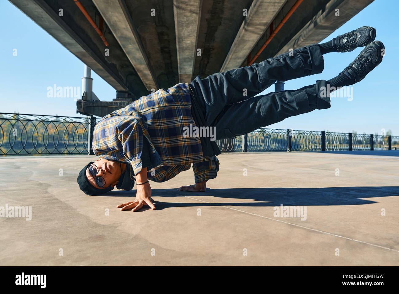Young boy performing gymnastics hi-res stock photography and images - Alamy